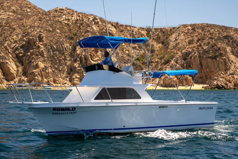 30ft Robalo – 4 anglers – Cabo Sportfishing Crew